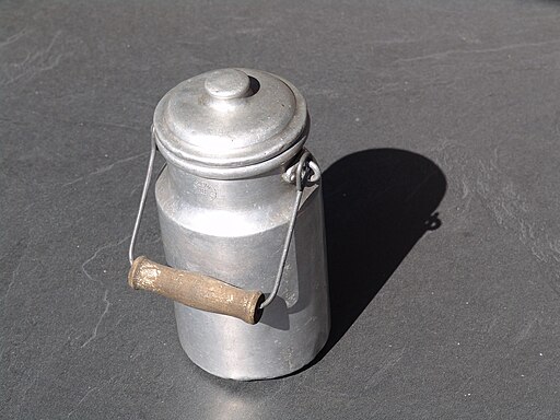 Histoire des Pots au Lait : Un Accessoire Ancien au Service de l ...